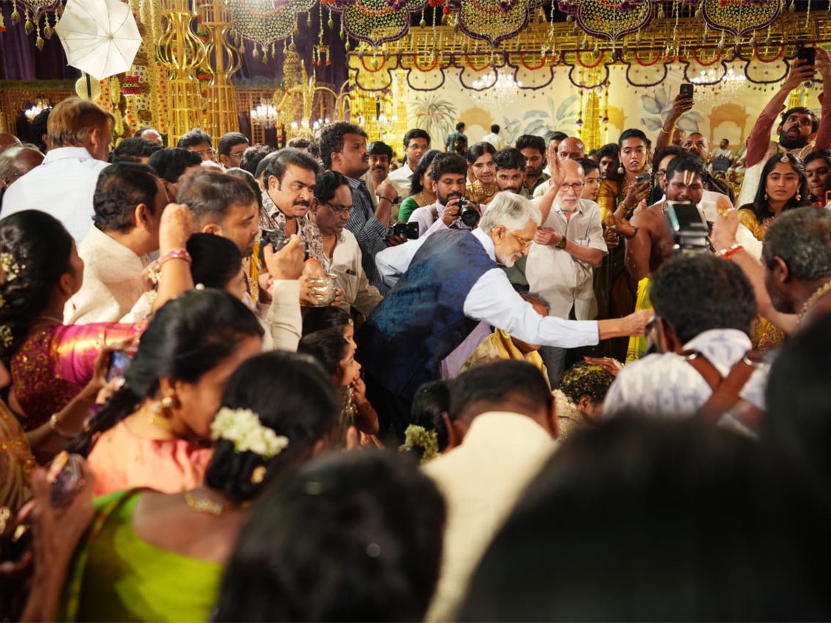 ఫిలిం ఫైనాన్షియర్ బంగారు బాబు కుమారుడి వివాహ వేడుకలో సినీ, రాజకీయ ప్రముఖులు (ఫోటోలు) | Tollywood ...